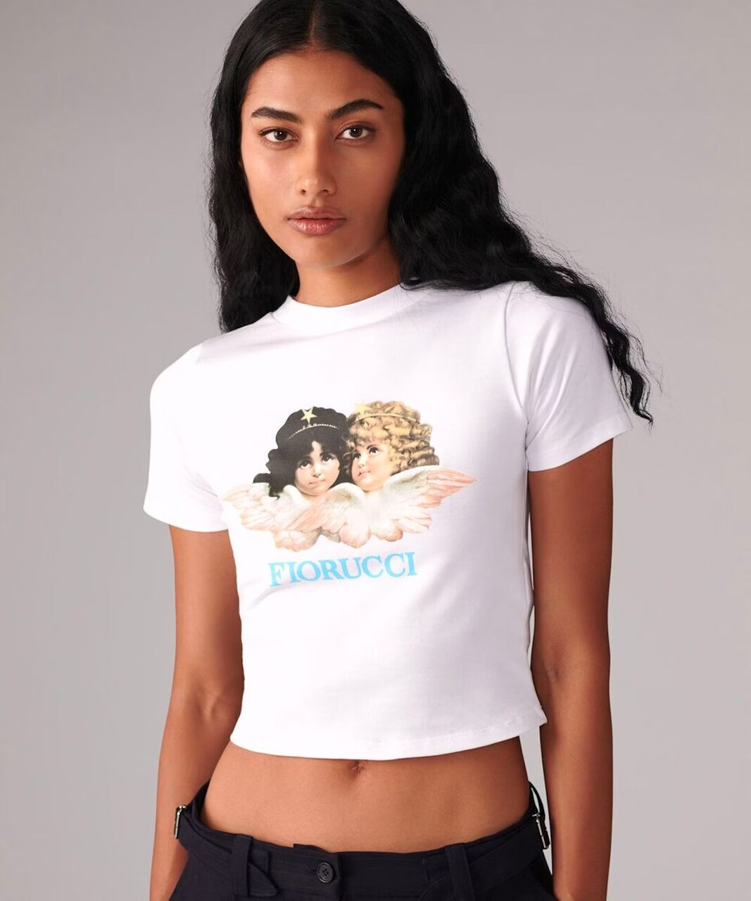 Baby Tees 2024: A Tendência dos Anos 2000 Voltou com Tudo!